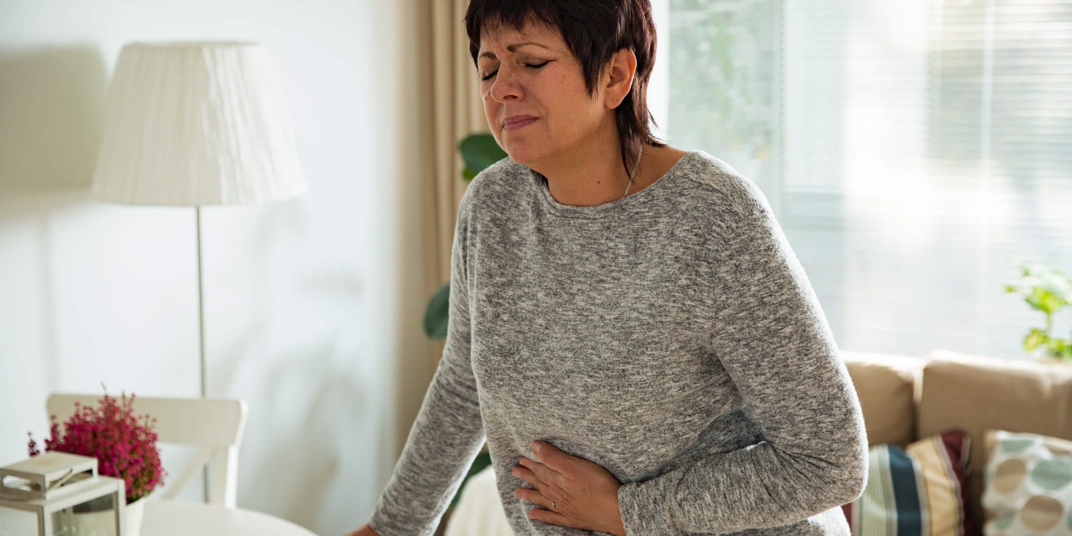 Bolesť brucha: Ako si pomôžete doma sami?| eČasenka.sk